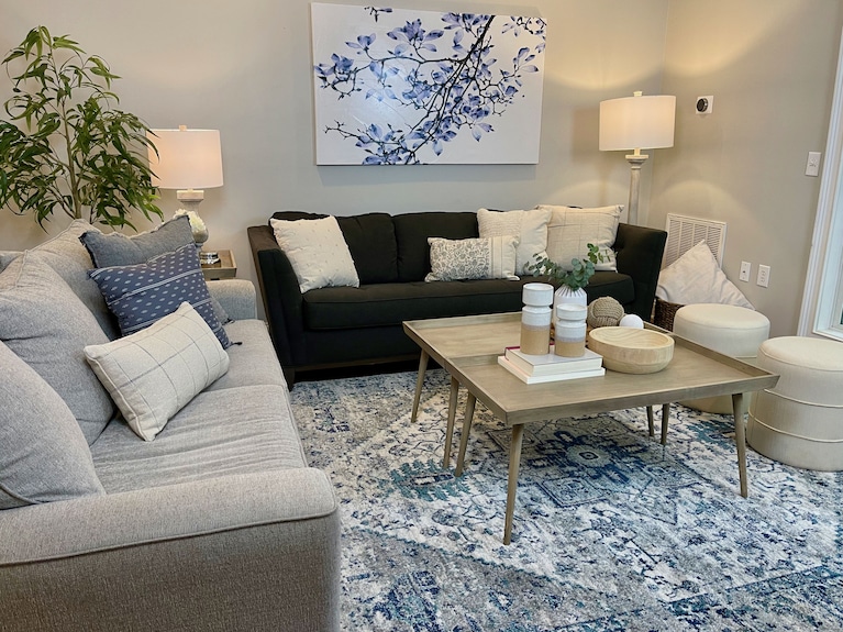 Walk To Main St & Falls Park, 2 Bedroom Townhouse With 2 Parking Spots - Greenville, SC