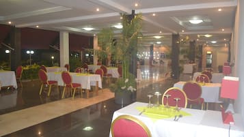 Pequenos-almoços servidos, cozinha local e internacional