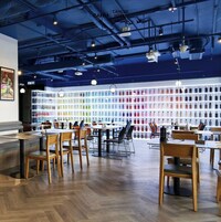 Café da manhã, almoço e jantar; culinária internacional 