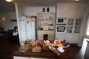 Café da manhã com buffet grátis todos os dias