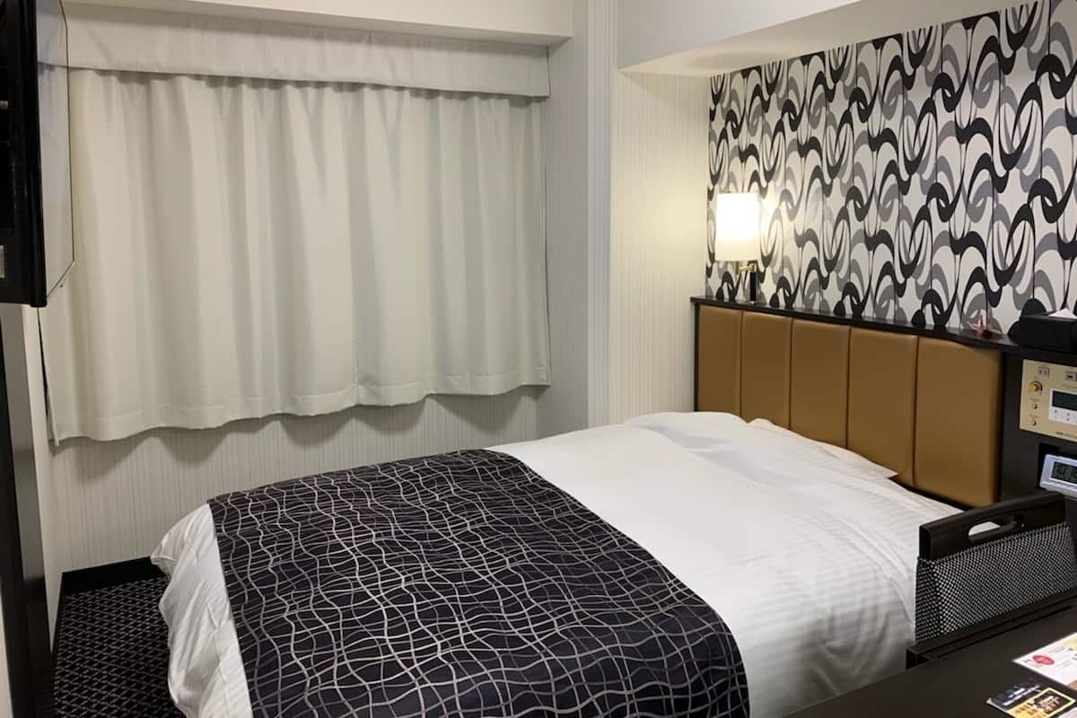 Escrivaninha, cortinas blackout, quartos à prova de som