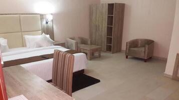 Quarto superior | Roupas de cama premium, escrivaninha, espaço de trabalho para notebook