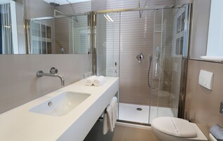 Quarto casal luxo, vista para o mar | Banheiro | Chuveiro, produtos de toalete grátis, secador de cabelo, chinelos