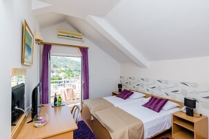 Quarto Duplo ou Twin, casa de banho privativa | Minibar, berços/camas para crianças grátis, Wi-fi grátis