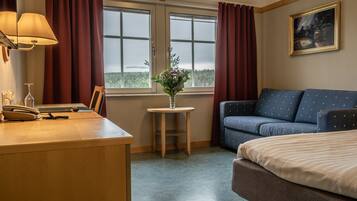 Quarto solteiro | Escrivaninha, ferros/tábuas de passar roupa, berços grátis