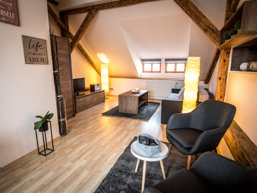 Apartamento com design assinado, 1 quarto | Área de estar | TV de tela plana