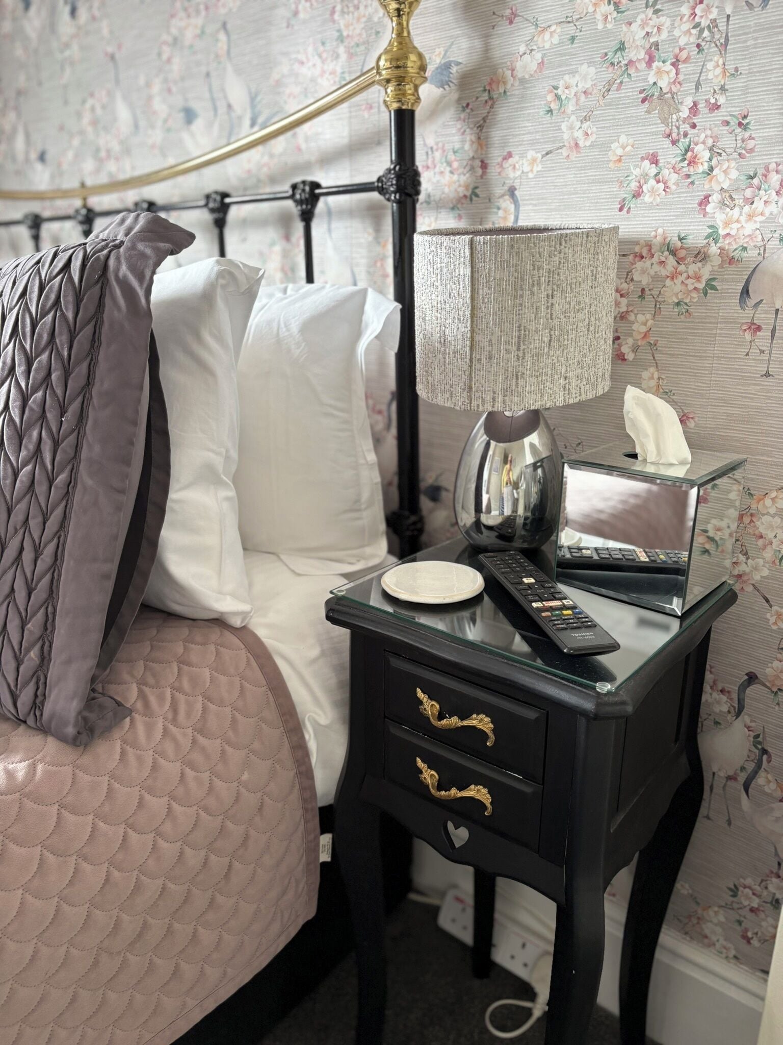 Room 9 - Double Room | Com decoração personalizada, com mobília individualizada 