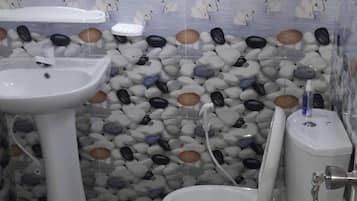 Quarto casal luxo, 1 cama Queen, para fumantes, banheiro privativo | Banheiro | Chuveiro, produtos de toalete grátis, secador de cabelo