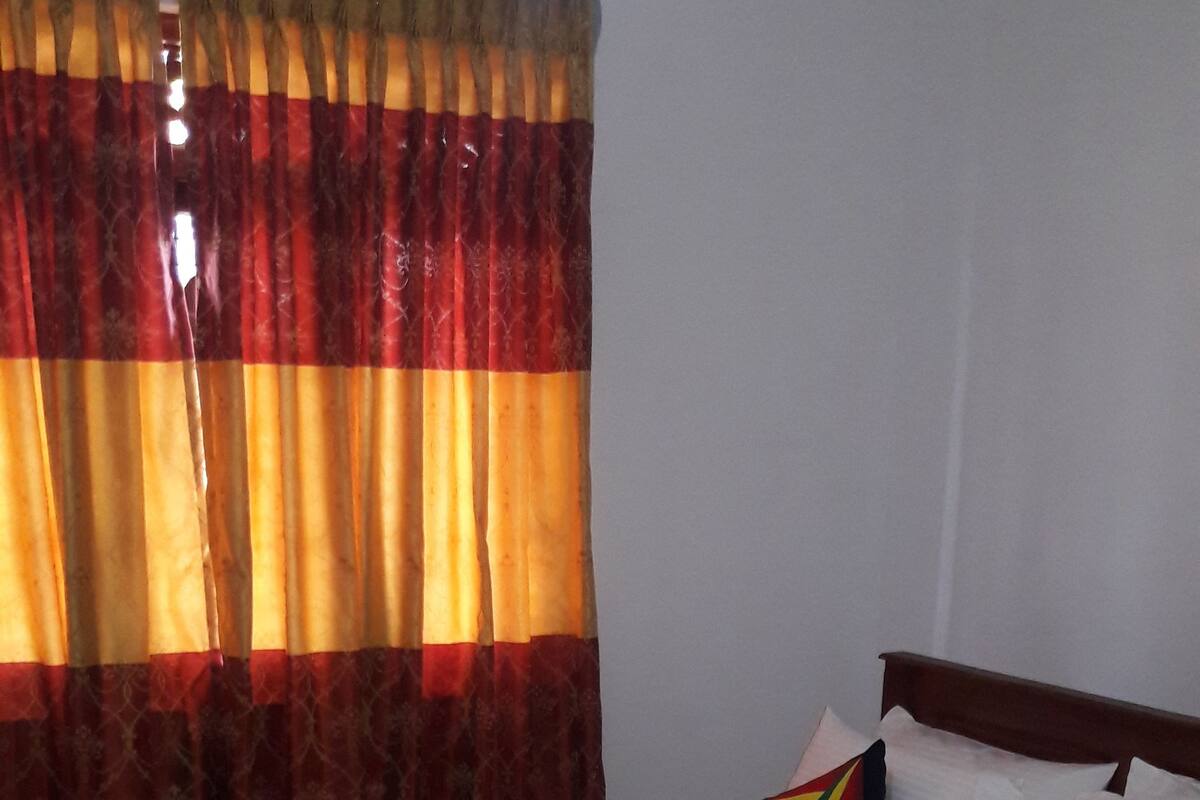 Quarto casal luxo, 1 cama Queen, para fumantes, banheiro privativo | Roupas de cama premium, escrivaninha