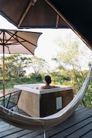 Cabana, 1 cama King, banheira de imersão, vista para o lago | Banheira de hidromassagem particular