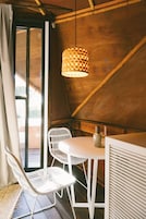 Cabana, 1 cama King, banheira de imersão, vista para o lago | Roupas de cama premium, frigobar, cofres nos quartos