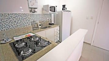 Apartamento | Cozinha privada | Um frigorífico, um micro-ondas, uma placa de cozinha
