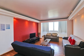Apartamento Superior | Sala de estar | TV de ecrã plano 
