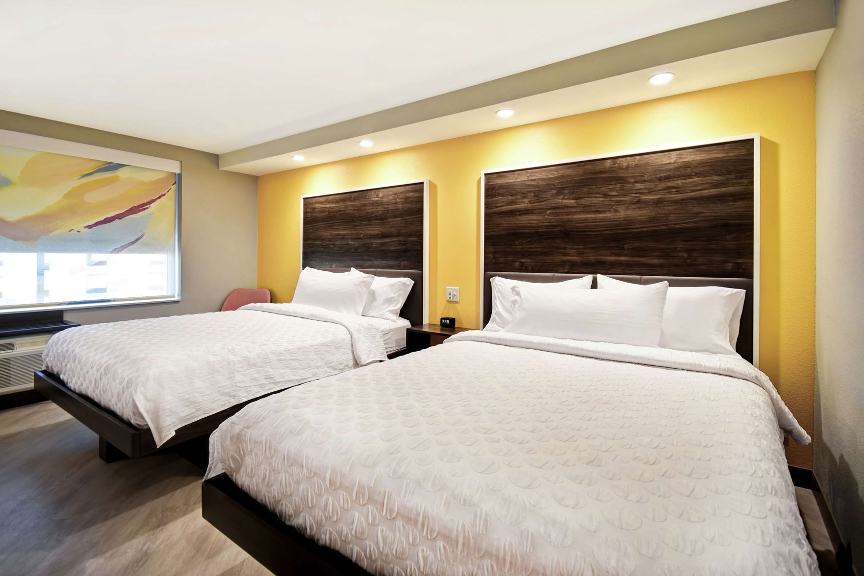 Cofres nos quartos, escrivaninha, cortinas blackout