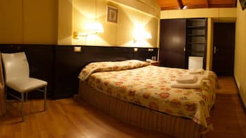 Quarto casal superior, 1 cama King | Frigobar, cofres nos quartos, escrivaninha, berços grátis