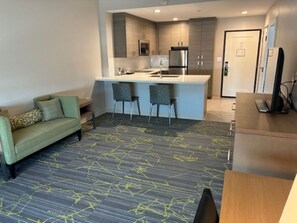 Edredons de pluma, camas com colchões pillow-top, escrivaninha