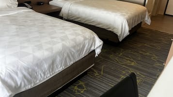 Quarto Standard, 2 camas queen-size | Secretária, secretária adequada para computadores portáteis