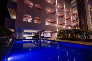 Quarto Superior, varanda, na torre | Piscina | Piscina exterior, espreguiçadeiras 
