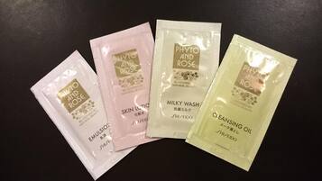 Quatro conjuntos de produtos de cuidados para a pele com etiquetas.