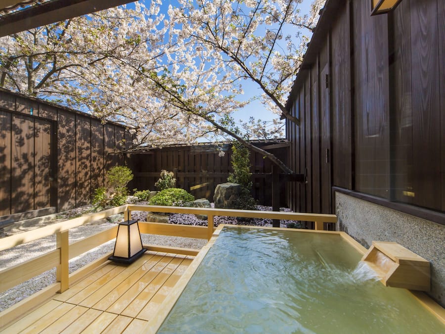 Cofres nos quartos, Wi-Fi de cortesia, roupa de cama