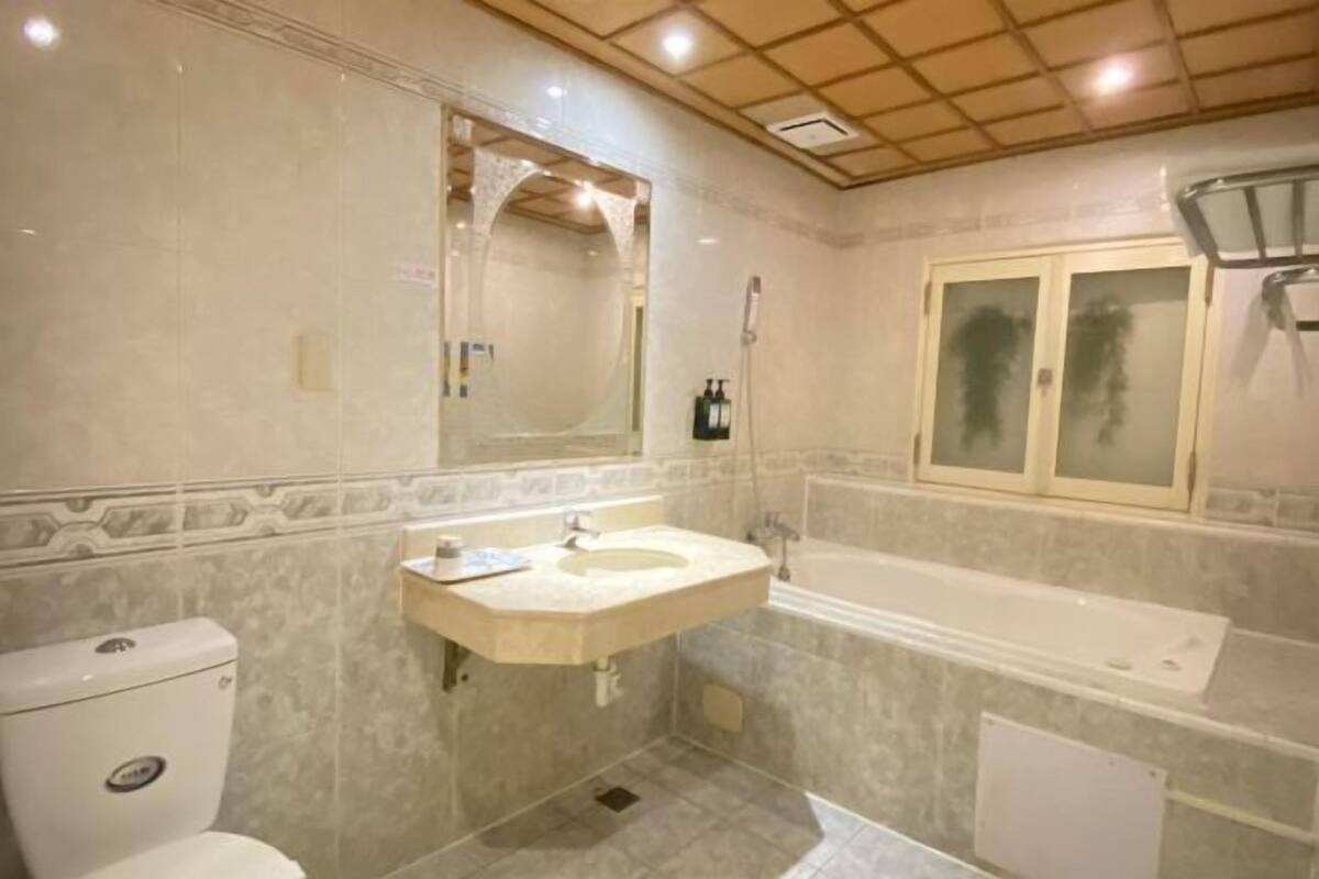 Uma banheira, artigos de higiene pessoal grátis, um secador de cabelo