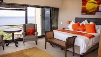 Frigobar, cofres nos quartos, roupa de cama