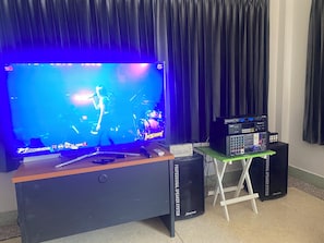 4-Bedroom House | Sala de estar | Smart TV de 42 de polegadas com canais por cabo, Netflix, leitor de DVD