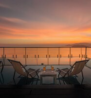 Piscina externa, funciona das 5h às 22h, guarda-sóis, espreguiçadeiras