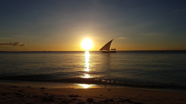 Perto da praia, praia de areia branca, 2 bares na praia 