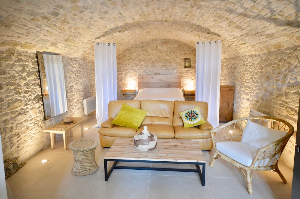 Maison Homan Accrochée Aux Remparts Du Château Avec Romantique Jardin/terrasse - Grignan