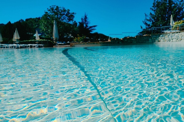 Piscina exterior, guarda-sóis, espreguiçadeiras