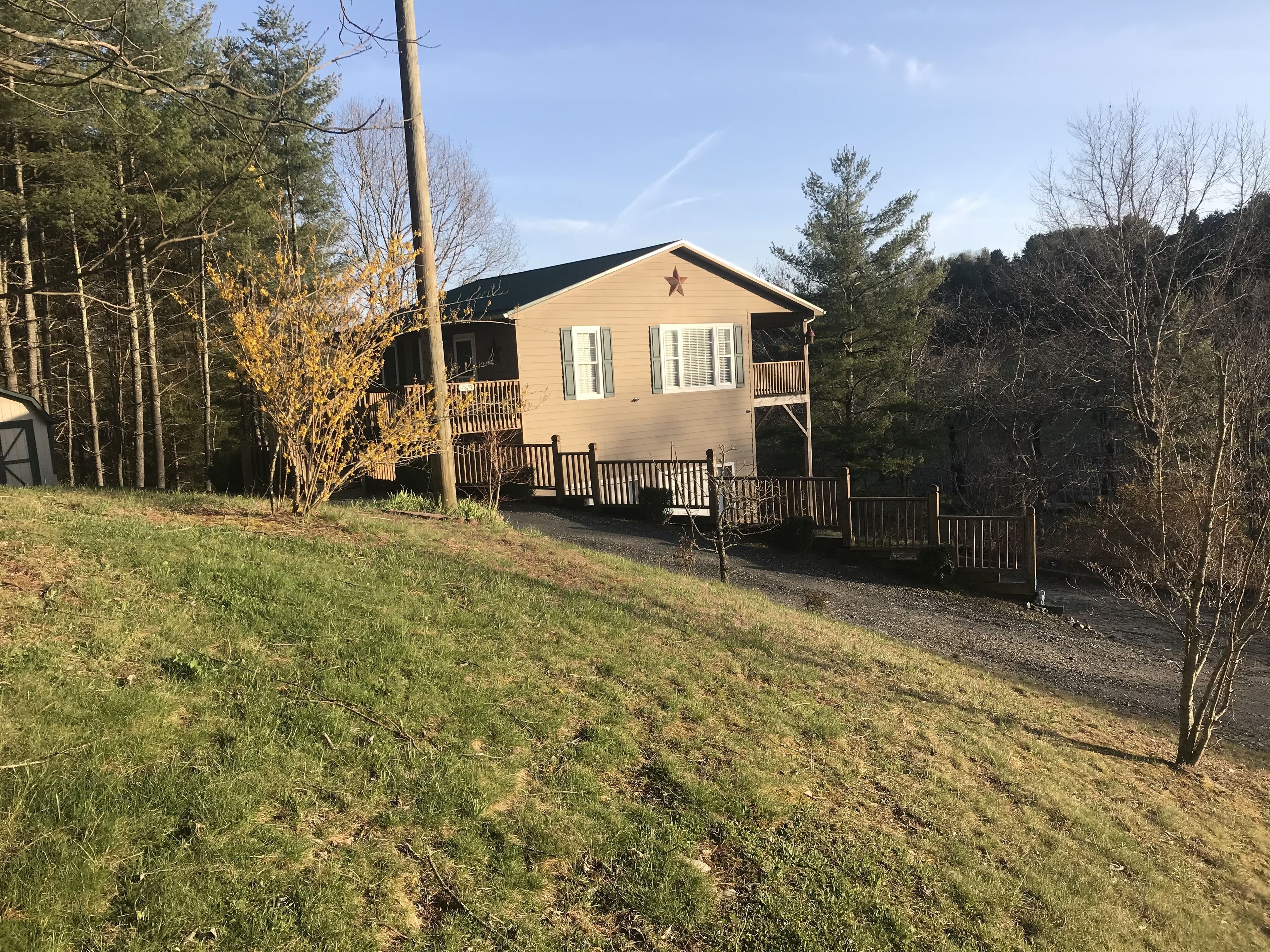 EnjoyThis Home in the Mountains ,5 min walk to the River ,Boone ,West ...