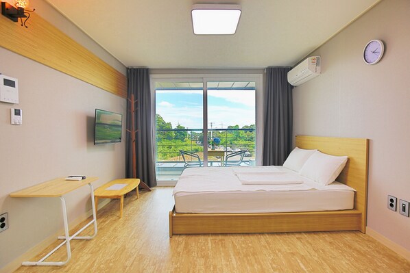 Estúdio superior (201, 204) | Escrivaninha, cortinas blackout, quartos à prova de som