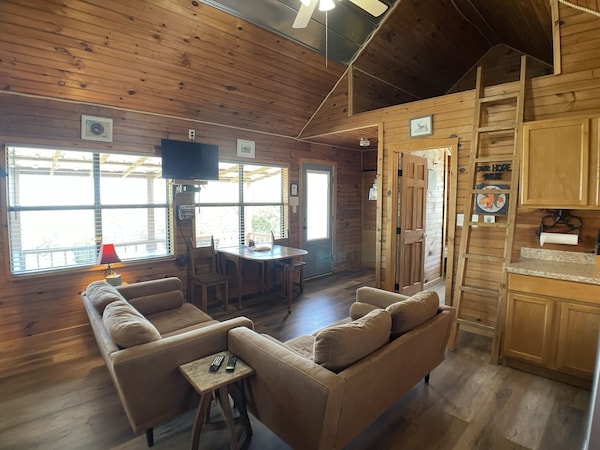 Walnut Canyon Cabins - Grape Creek Vineyards, Fredericksburg