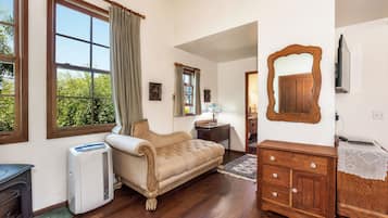 Suite-Estúdio Deluxe, 1 cama king-size, casa de banho privativa | Sala de estar | TV de ecrã plano