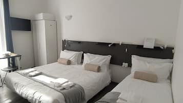 Quarto Triplo Deluxe, casa de banho privativa, Vista para a cidade | 4 quartos, edredões de penas, minibar