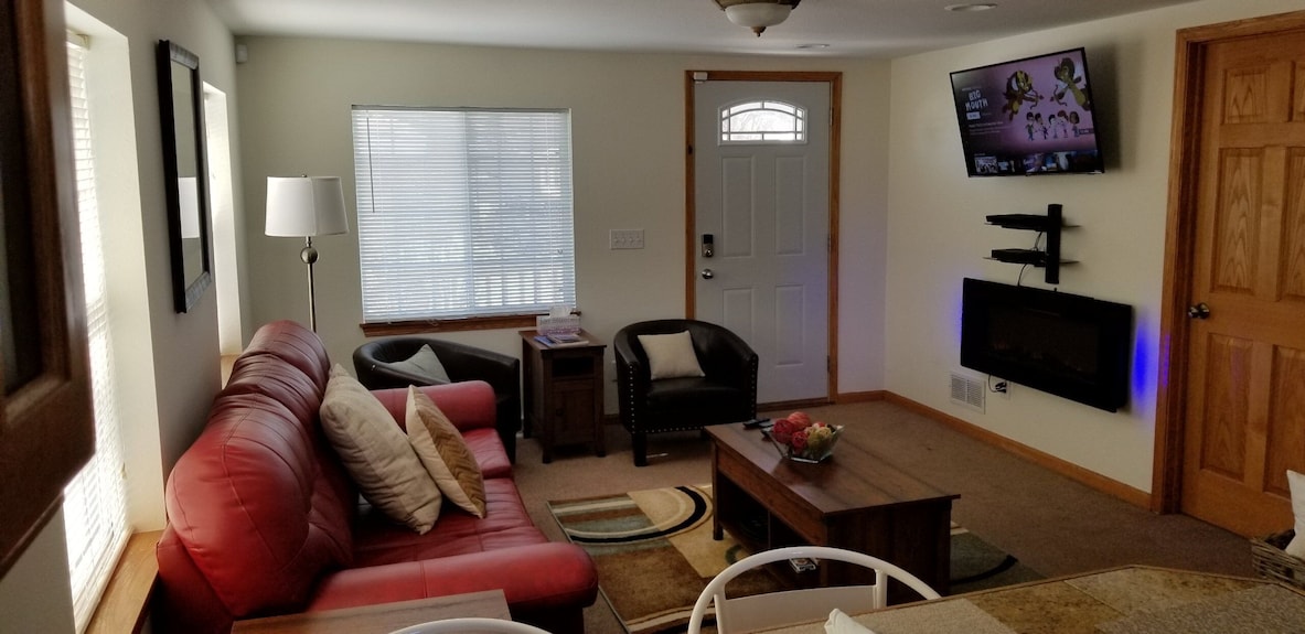 Country Living! Professionally Cleaned, Self Check In - Sleeps 6 - Wisconsin