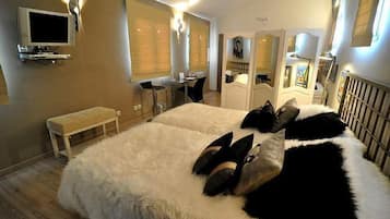 Quarto Duplo Deluxe | Cofre no quarto, secretária, cortinas/cortinados opacos, Wi-fi grátis