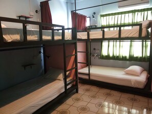 Mixed Dormitory with Shared Bathroom | Ferros/tábuas de passar roupa, Wi-Fi de cortesia, roupa de cama