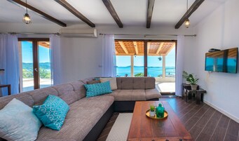 Apartamento Deluxe em Condomínio Fechado, 4 quartos, terraço, vista para o mar | Sala de estar | Televisor de ecrã plano de 25 polegadas com canais via satélite