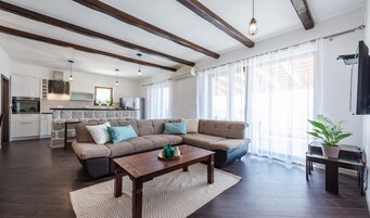 Apartamento Deluxe em Condomínio Fechado, 4 quartos, terraço, vista para o mar | Sala | Televisor de ecrã plano de 25 polegadas com canais via satélite 