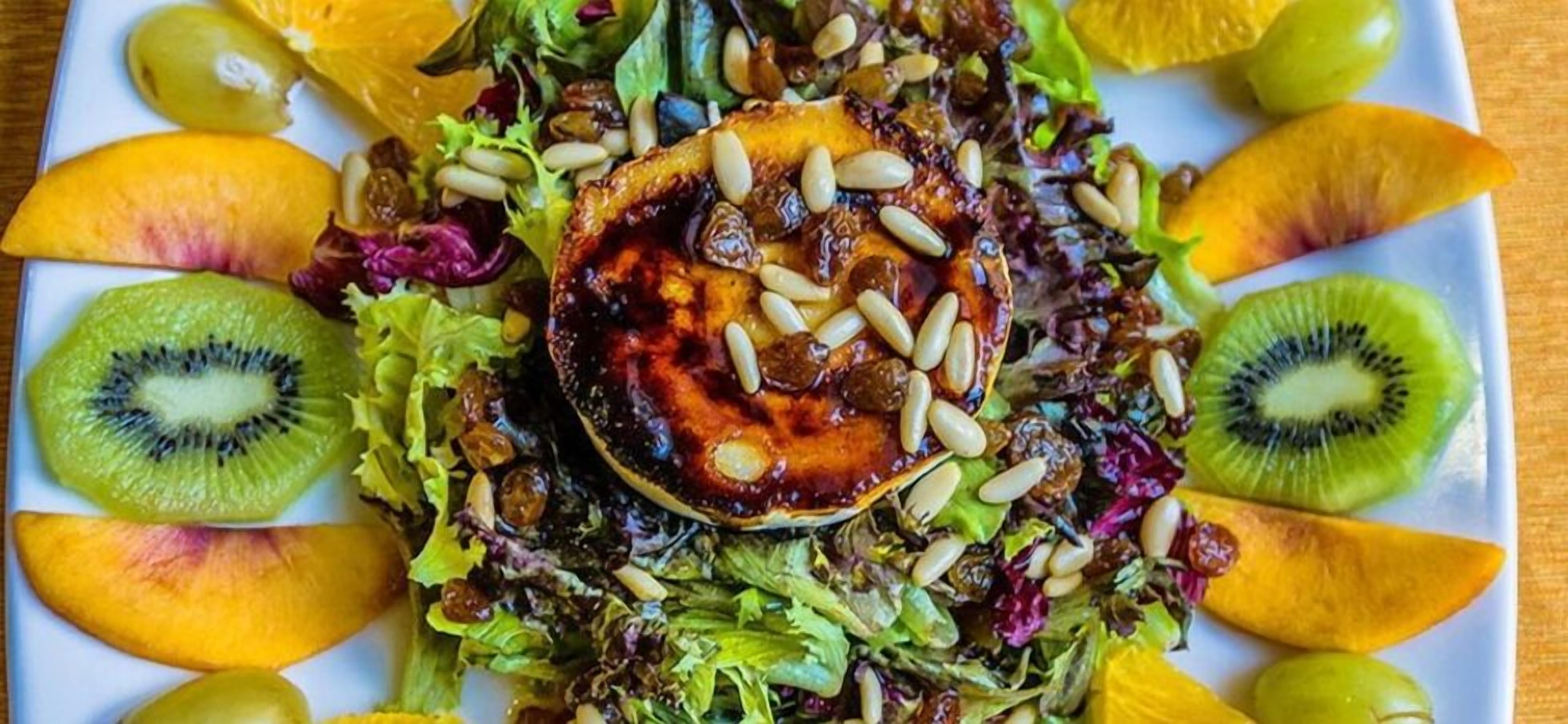 Um prato de comida com uma variedade de frutas e nozes.