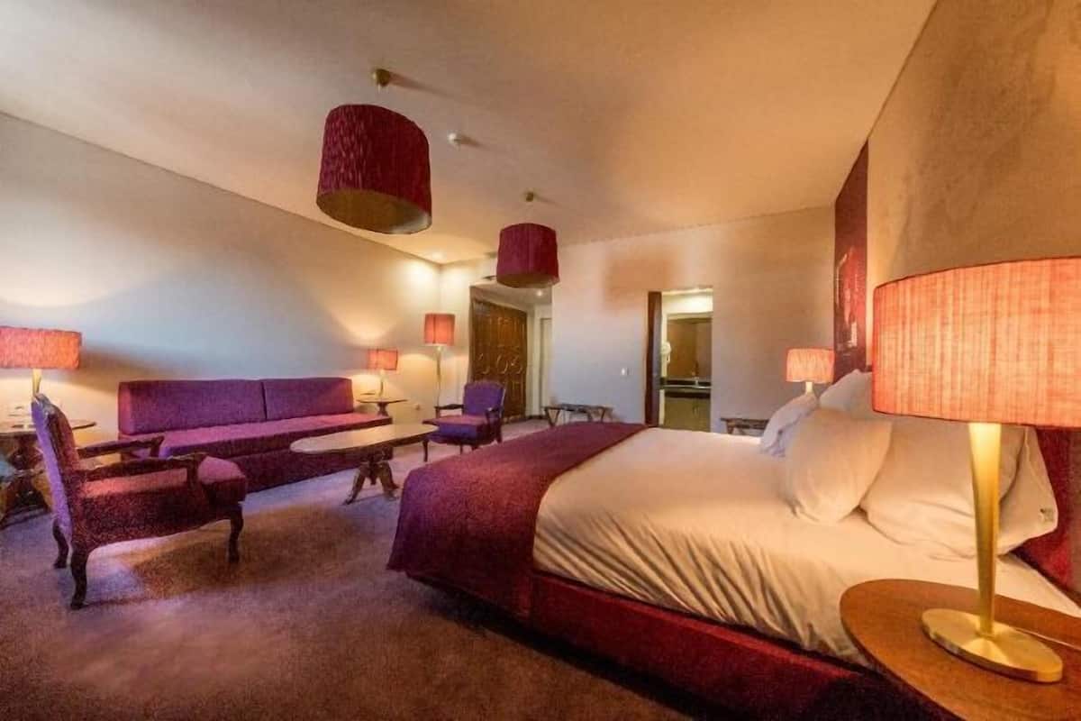 Frigobar, cofres nos quartos, cortinas blackout, quartos à prova de som