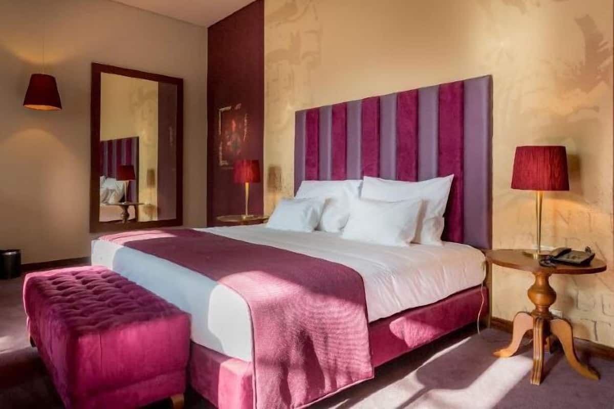 Frigobar, cofres nos quartos, cortinas blackout, quartos à prova de som