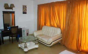 Quarto Twin Standard | Sala de estar | TV de ecrã plano 