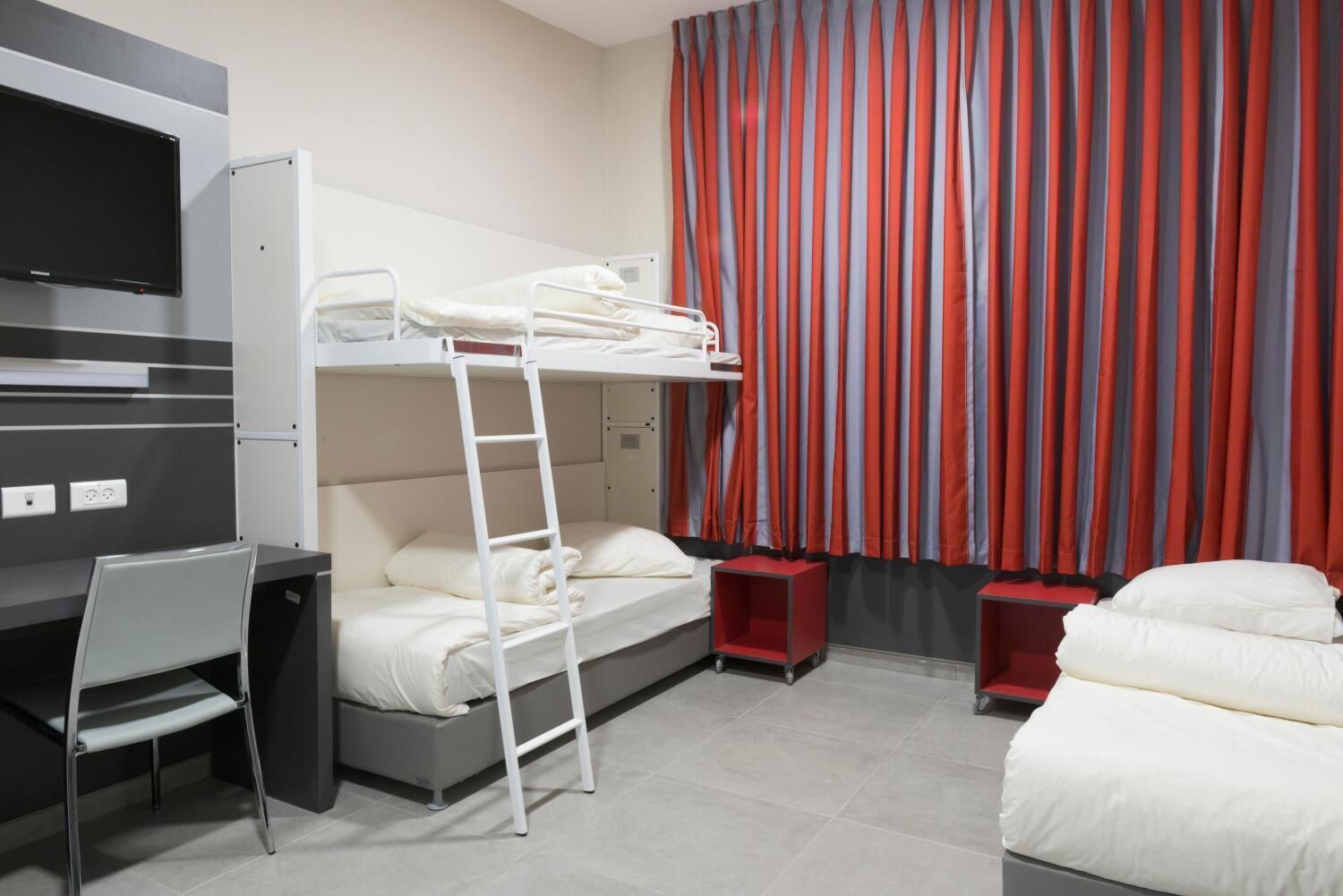 Frigobar, cofres nos quartos, escrivaninha, berços grátis