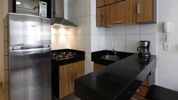 Apartamento | Cozinha americana privada | Geladeira grande, micro-ondas, cooktop