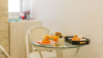 Café da manhã com buffet grátis todos os dias