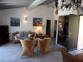 Villa Superior, 3 quartos, ar condicionado, vista para o mar | Sala de estar | Smart TV 