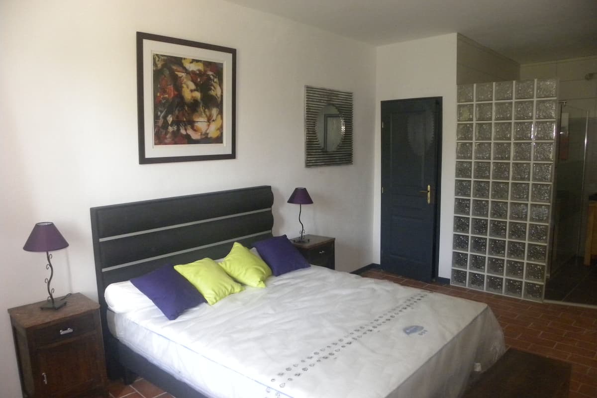 Quarto Duplo | Roupa de alta qualidade, secretária, quartos insonorizados